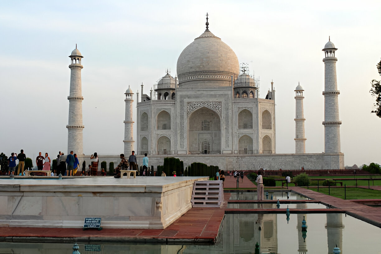 The Majestic Walls of the Taj Mahal: A Testament to Timeless Beauty ...