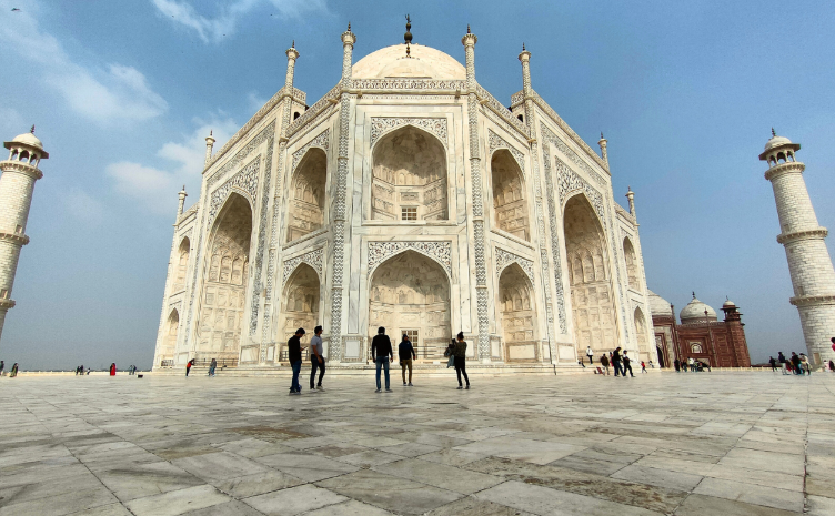 Exploring the Taj Mahal Solo: A Moment of Tranquility and Wonder ...
